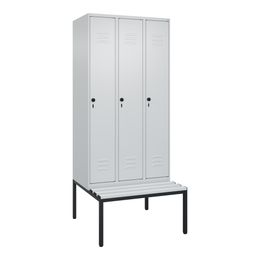 C+P Spind Classic PLUS, Bank, 3 Abteile, 2120x900x815mm, 7035/7035 Verschluss Sicherheits-Drehriegel 3 Garderobenhaken Dekor Banklatten RAL 7035 Lich (0800507-30|S10039)