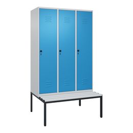 C+P Spind Classic PLUS, Bank, 3 Abteile, 2120x1200x815mm, 7035/5012 Verschluss Sicherheits-Drehriegel 4 Garderobenhaken Dekor Banklatten RAL 7035 Lic (0800507-32|S10034)