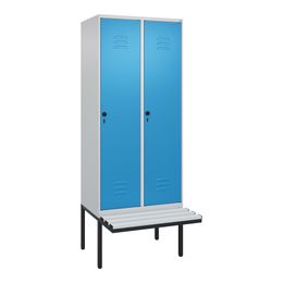 C+P Spind Classic PLUS, Bank, 2 Abteile, 2120x800x815mm, 7035/5012 Verschluss Sicherheits-Drehriegel 4 Garderobenhaken Dekor Banklatten RAL 7035 Lich (0800407-22|S10034)