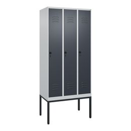 C+P Spind Classic PLUS, Gestell, 3 Abteile, 2120x900x500mm, 7035/7016 Verschluss Sicherheits-Drehriegel 3 Garderobenhaken ; C + P M&ouml;belsysteme (0800307-30|S10008)
