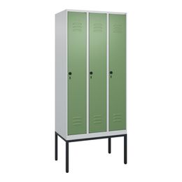 C+P Spind Classic PLUS, Gestell, 3 Abteile, 2120x900x500mm, 7035/6011 Verschluss Sicherheits-Drehriegel 3 Garderobenhaken ; C + P M&ouml;belsysteme (0800307-30|S10006)