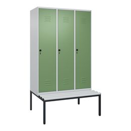 C+P Spind Classic PLUS, Bank, 3 Abteile, 2120x1200x815mm, 7035/6011 Verschluss Sicherheits-Drehriegel 4 Garderobenhaken Dekor Banklatten RAL 7035 Lic (0800507-32|S10036)