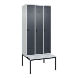 C+P Spind Classic PLUS, Bank, 3 Abteile, 2120x900x815mm, 7035/7016 Verschluss Sicherheits-Drehriegel 3 Garderobenhaken Dekor Banklatten RAL 7035 Lich (0800507-30|S10038)