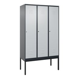 C+P Spind Classic PLUS, Gestell, 3 Abteile, 2120x1200x500mm, 7016/7035 Verschluss Zylinderschloss 4 Garderobenhaken Trennwand mittig ; C + P M&ouml;belsyst (0800307-32F|S10028)