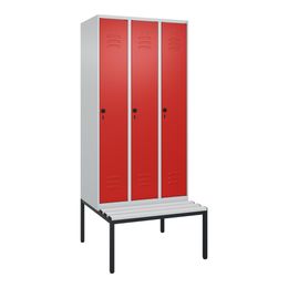 C+P Spind Classic PLUS, Bank, 3 Abteile, 2120x900x815mm, 7035/3020 Verschluss Sicherheits-Drehriegel 3 Garderobenhaken Dekor Banklatten RAL 7035 Lich (0800507-30|S10032)