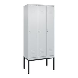 C+P Spind Classic PLUS, Gestell, 3 Abteile, 2120x900x500mm, 7035/7035 Verschluss Zylinderschloss 3 Garderobenhaken ; C + P M&ouml;belsysteme (0800307-30|S10024)