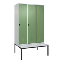 C+P Spind Classic PLUS, Bank, 3 Abteile, 2120x1200x815mm, 7035/6011 Verschluss Sicherheits-Drehriegel 4 Garderobenhaken Trennwand mittig Dekor Banklat (0800507-32F|S10036)