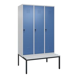 C+P Spind Classic PLUS, Bank, 3 Abteile, 2120x1200x815mm, 7035/5023 Verschluss Sicherheits-Drehriegel 4 Garderobenhaken Dekor Banklatten RAL 7035 Lic (0800507-32|S10035)