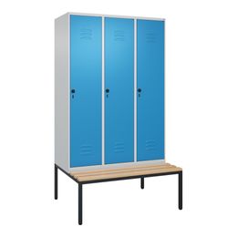 C+P Spind Classic PLUS, Bank, 3 Abteile, 2120x1200x815mm, 7035/5012 Verschluss Sicherheits-Drehriegel 4 Garderobenhaken Trennwand mittig Sitzbanktyp (0800507-32F|S10004)