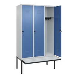 C+P Spind Classic PLUS, Bank, 3 Abteile, 2120x1200x815mm, 7035/5023 Verschluss Sicherheits-Drehriegel 4 Garderobenhaken Dekor Banklatten RAL 7035 Lic (0800407-32|S10035)