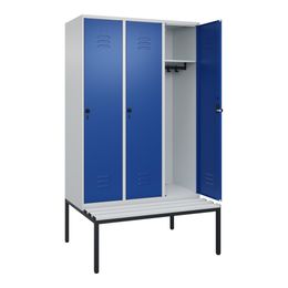 C+P Spind Classic PLUS, Bank, 3 Abteile, 2120x1200x815mm, 7035/5010 Verschluss Sicherheits-Drehriegel 4 Garderobenhaken Dekor Banklatten RAL 7035 Lic (0800507-32|S10033)