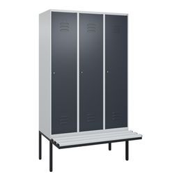 C+P Spind Classic PLUS, Bank, 3 Abteile, 2120x1200x815mm, 7035/7016 Verschluss Zylinderschloss 4 Garderobenhaken Dekor Banklatten RAL 7035 Lichtgrau (0800407-32|S10023)