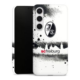 DeinDesign Galaxy S24 Handy Premium Case Smartphone Handyh&uuml;lle Schutzh&uuml;lle gl&auml;nzend Skyline Sc Freiburg Logo Premium Case