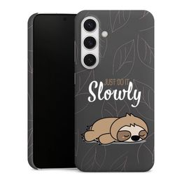 DeinDesign Galaxy S24 Handy Premium Case Smartphone Handyh&uuml;lle Schutzh&uuml;lle matt Sloth Lazy Sunday Sayings Premium Case