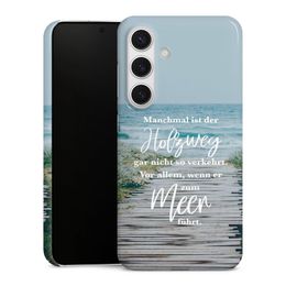 DeinDesign Galaxy S24 Handy Premium Case Smartphone Handyh&uuml;lle Schutzh&uuml;lle gl&auml;nzend Spruch Beach Statement Premium Case