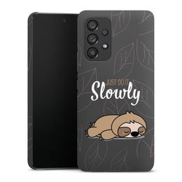DeinDesign Galaxy A53 5G Handy Premium Case Smartphone Handyh&uuml;lle Schutzh&uuml;lle gl&auml;nzend Lazy Sunday Sayings Sloth Premium Case