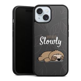 DeinDesign iPhone 15 Handy Gallery Case Handyh&uuml;lle 9H Geh&auml;rtetes Glas R&uuml;ckseite H&uuml;lle Sloth Lazy Sunday Sayings Gallery Case