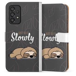 DeinDesign Galaxy A33 5G Handy Klapph&uuml;lle Handyh&uuml;lle aus Kunst Leder wei&szlig; Flip Case Lazy Sunday Sayings Sloth Sideflip mit Lasche