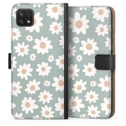DeinDesign Galaxy A22 5G Handy Klapph&uuml;lle Handyh&uuml;lle aus Kunst Leder schwarz Flip Case Daisy Muster Flowers Sideflip mit langer Lasche