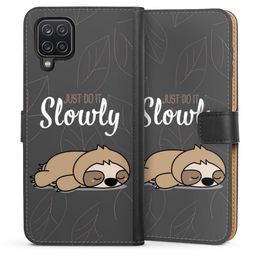 DeinDesign Galaxy A12 Handy Klapph&uuml;lle Handyh&uuml;lle aus Kunst Leder schwarz Flip Case Lazy Sunday Sayings Sloth Sideflip mit langer Lasche