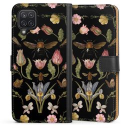 DeinDesign Galaxy A12 Handy Klapph&uuml;lle Handyh&uuml;lle aus Kunst Leder schwarz Flip Case Bee Blossom Flower Wreath Sideflip mit langer Lasche