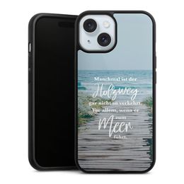 DeinDesign iPhone 15 Handy Gallery Case Handyh&uuml;lle 9H Geh&auml;rtetes Glas R&uuml;ckseite H&uuml;lle Statement Beach Spruch Gallery Case