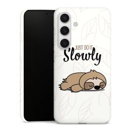 DeinDesign Galaxy S24 Handy Premium Case Smartphone Handyh&uuml;lle Schutzh&uuml;lle gl&auml;nzend Animals Sloth Lazy Sunday Premium Case