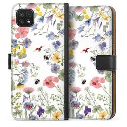 DeinDesign Galaxy A22 5G Handy Klapph&uuml;lle Handyh&uuml;lle aus Kunst Leder schwarz Flip Case Muster Flowers Bee Sideflip mit langer Lasche