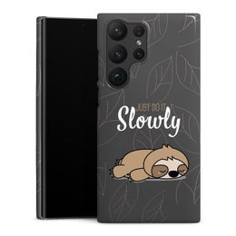 DeinDesign Galaxy S23 Ultra Handy Premium Case Smartphone Handyh&uuml;lle Schutzh&uuml;lle gl&auml;nzend Sloth Lazy Sunday Sayings Premium Case