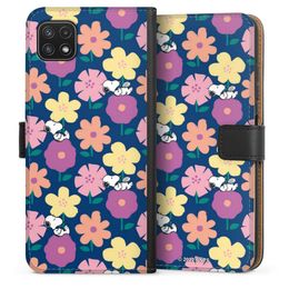 DeinDesign Galaxy A22 5G Handy Klapph&uuml;lle Handyh&uuml;lle aus Kunst Leder schwarz Flip Case Muster Snoopy Flowers Sideflip mit langer Lasche