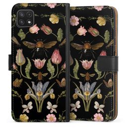 DeinDesign Galaxy A22 5G Handy Klapph&uuml;lle Handyh&uuml;lle aus Kunst Leder schwarz Flip Case Bee Blossom Flower Wreath Sideflip mit langer Lasche