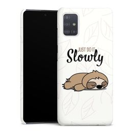 DeinDesign Galaxy A51 Handy Premium Case Smartphone Handyh&uuml;lle Schutzh&uuml;lle gl&auml;nzend Animals Sloth Lazy Sunday Premium Case