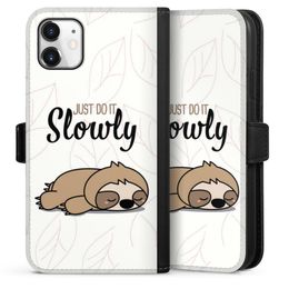 DeinDesign iPhone 11 Handy Klapph&uuml;lle Handyh&uuml;lle aus Kunst Leder schwarz Flip Case Animals Sloth Lazy Sunday Sideflip mit Lasche