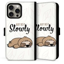 DeinDesign iPhone 16 Pro Handy Klapph&uuml;lle Handyh&uuml;lle aus Kunst Leder schwarz Flip Case Animals Sloth Lazy Sunday Sideflip mit Lasche