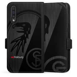 DeinDesign Galaxy A50 Handy Klapph&uuml;lle Handyh&uuml;lle aus Kunst Leder schwarz Flip Case Sc Freiburg Metallic Look Official Licensed Product Sideflip mit Lasche