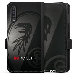 DeinDesign Galaxy A50 Handy Klapph&uuml;lle Handyh&uuml;lle aus Kunst Leder schwarz Flip Case Official Licensed Product Sc Freiburg Metallic Look Sideflip mit Lasche