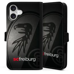 DeinDesign iPhone 16 Plus Handy Klapph&uuml;lle Handyh&uuml;lle aus Kunst Leder schwarz Flip Case Official Licensed Product Sc Freiburg Metallic Look Sideflip mit Lasche