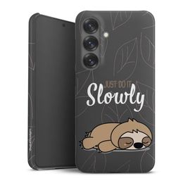 DeinDesign Galaxy S25 Handy Premium Case Smartphone Handyh&uuml;lle Schutzh&uuml;lle matt Sloth Lazy Sunday Sayings Premium Case