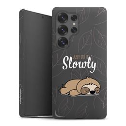 DeinDesign Galaxy S25 Ultra Handy Premium Case Smartphone Handyh&uuml;lle Schutzh&uuml;lle gl&auml;nzend Sloth Lazy Sunday Sayings Premium Case
