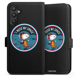 DeinDesign Galaxy A34 5G Handy Klapph&uuml;lle Handyh&uuml;lle aus Kunst Leder schwarz Flip Case Peanuts Weltall Snoopy Sideflip mit Lasche