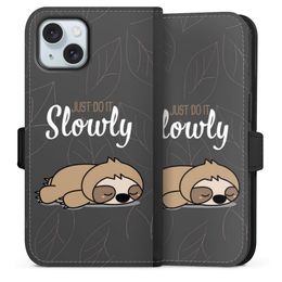 DeinDesign iPhone 15 Handy Klapph&uuml;lle Handyh&uuml;lle aus Kunst Leder schwarz Flip Case Sloth Lazy Sunday Sayings Sideflip mit Lasche