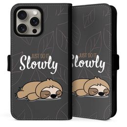 DeinDesign iPhone 16 Pro Handy Klapph&uuml;lle Handyh&uuml;lle aus Kunst Leder schwarz Flip Case Sloth Lazy Sunday Sayings Sideflip mit Lasche