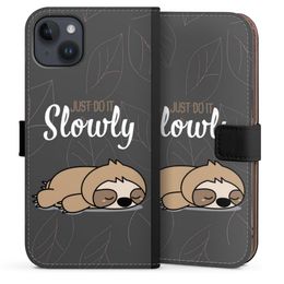 DeinDesign iPhone 14 Plus Handy Klapph&uuml;lle Handyh&uuml;lle aus Kunst Leder schwarz Flip Case Sloth Lazy Sunday Sayings Sideflip mit langer Lasche