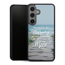 DeinDesign Galaxy S25 Handy Gallery Case Handyh&uuml;lle 9H Geh&auml;rtetes Glas R&uuml;ckseite H&uuml;lle Statement Beach Spruch Gallery Case
