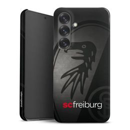 DeinDesign Galaxy S25 Handy Premium Case Smartphone Handyh&uuml;lle Schutzh&uuml;lle gl&auml;nzend Official Licensed Product Sc Freiburg Metallic Look Premium Case