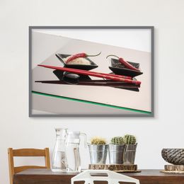 Bild mit Rahmen Rote Chilis in Reisschalen