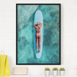 Bilderwelten Bild mit Rahmen Surfergirl auf Blauem Board