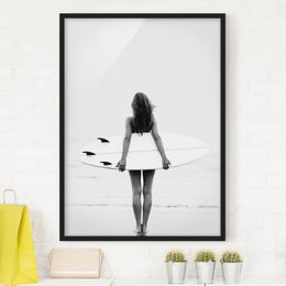 Bilderwelten Bild mit Rahmen Entspanntes Surfergirl mit Board