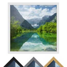 Bilderwelten Bild mit Rahmen Wald gr&uuml;n Motiv inkl. Rahmung - Bergsee mit Spiegelung - Himmel Wohnzimmer Schlafzimmer