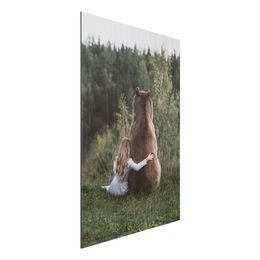 Bilderwelten Alu Dibond Outdoor Bild Tiere gr&uuml;n Motiv wetterfest - M&auml;dchen mit Braunb&auml;r - B&auml;r Wohnzimmer Schlafzimmer